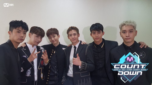 2PM《M! Countdown》现场合照，“不输于《王牌特工》的绅士们”