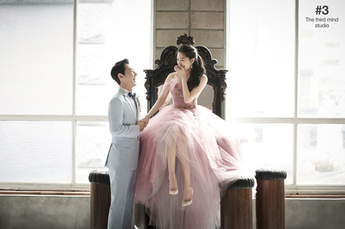 JunJin结婚→神话成员Eric:“今天依然很帅...金烔完的祝歌很热情”