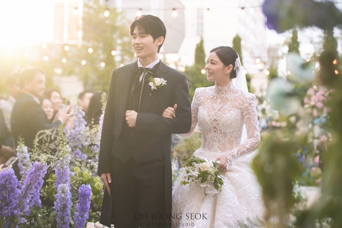 Ailee崔时勋挽手步入婚姻殿堂，满场洋溢幸福感